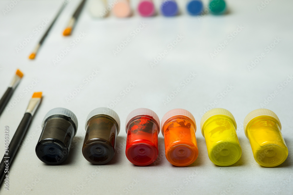 temperas de varios colores y pinceles de diversos anchos Stock Photo ...