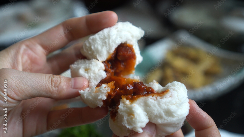 Hands open Chinese pork bbq bun dim sum bun before eating Stock Photo ...