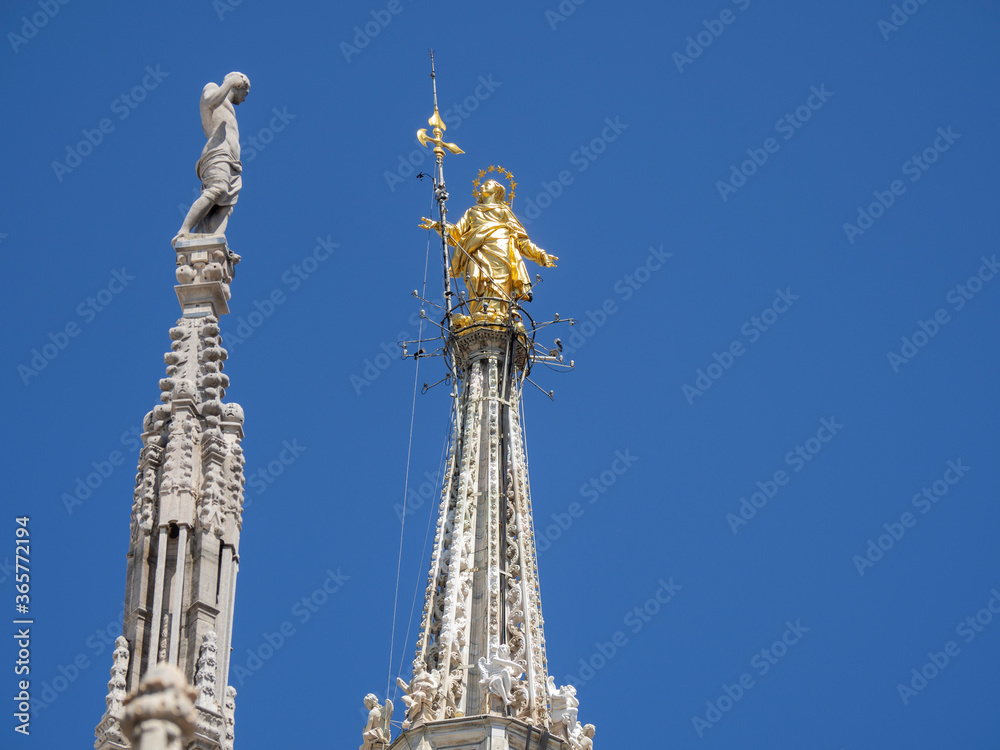 Foto de Milano, Italy. The famous Madonnina in gilded copper and placed ...