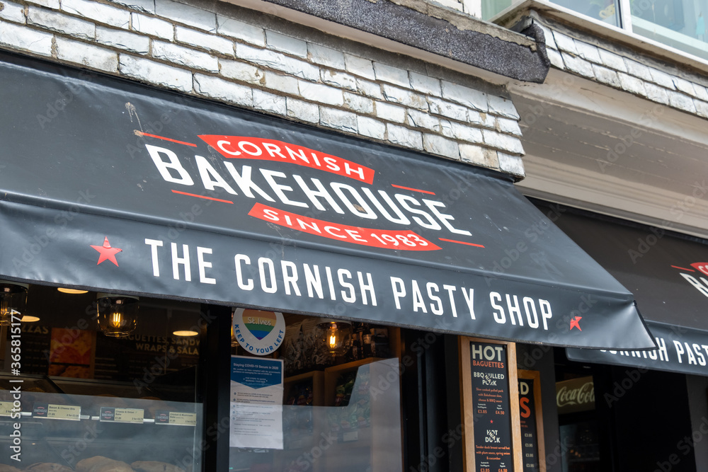 Foto de Cornwall, UK- Cornish Pasty shop in St Ives. A baked pastry ...