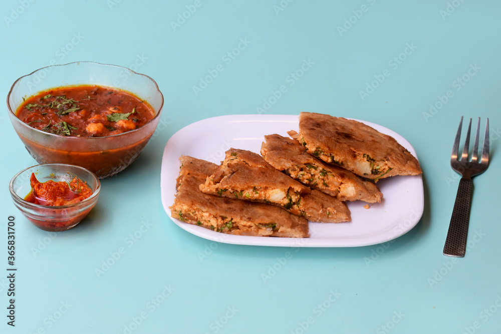 Foto de Indian flatbread - Aloo Kulcha with Choley or Stuffed Potato ...