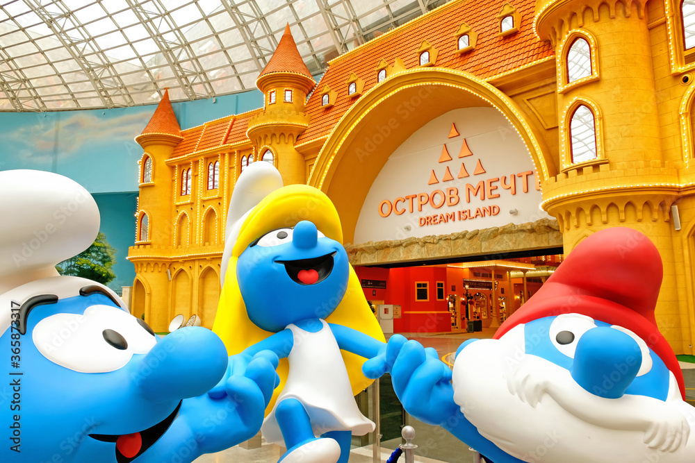 Foto Stock funny smurfs family character model from the smurfs cartoon ...