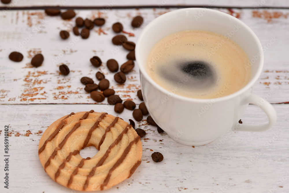 Kaffeepause - Kaffeetasse mit Kaffee und Kaffeebohnen darum verteilt ...