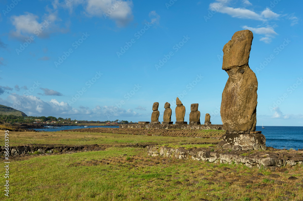 Foto de Moais at Tahai ceremonial complex, Hanga Roa, Rapa Nui National ...