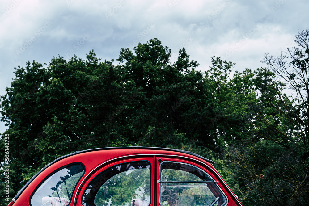Toit d'une vieille automobile rouge au look rétro Stock Photo | Adobe Stock