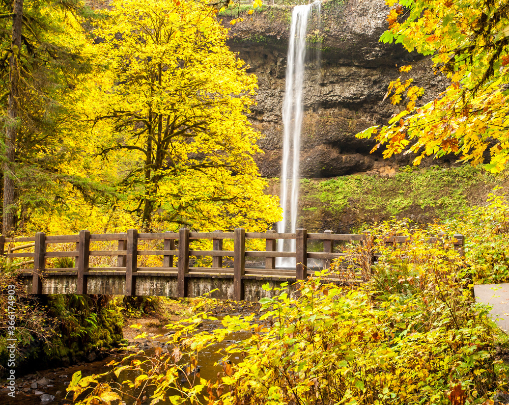 Bridge over Silver Creek and South Falls in Silver Falls state Park ...