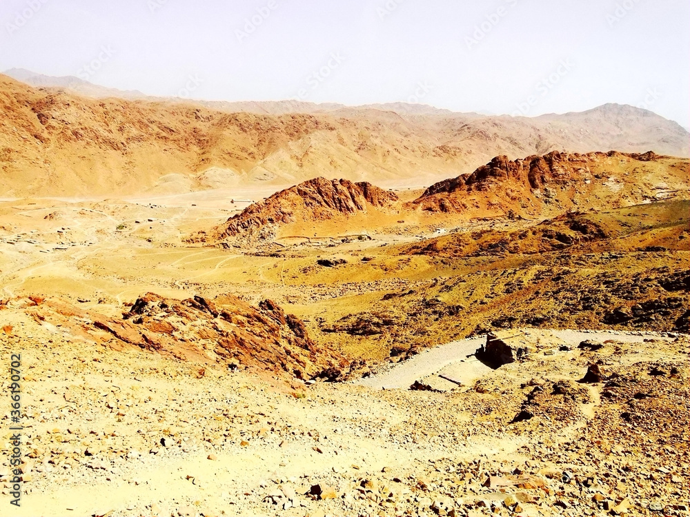 Photo Panoramic view of the Mount Sinai from hill, a mountain in the ...