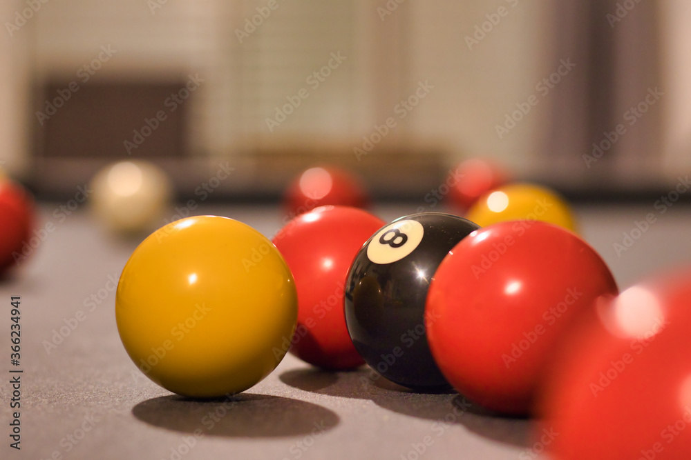 Boules de billard posées sur le tapis gris d'une table de billards. La ...