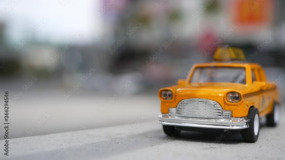 Video „Yellow vacant mini taxi cab close up, Harmon corner, Las Vegas ...