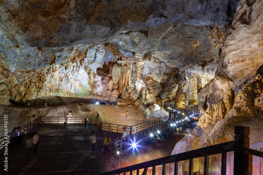 Paradise Cave (Thien Duong Cave), Vietnam. Stolctites and stologmites ...