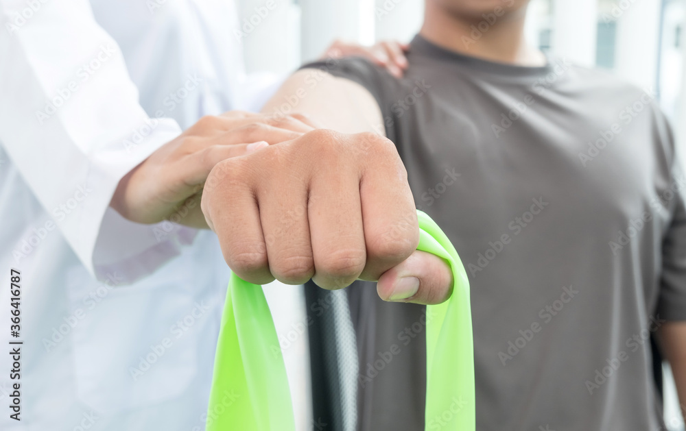 Foto de Female physiotherapists are helping male patients with arm ...