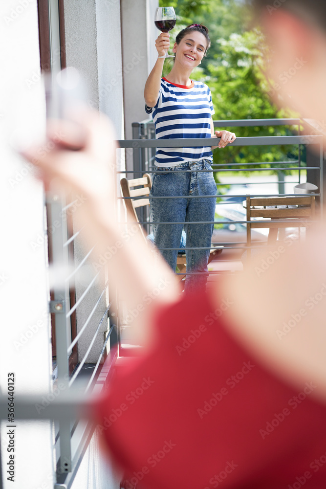 Women drinking wine during social distancing foto de Stock | Adobe Stock