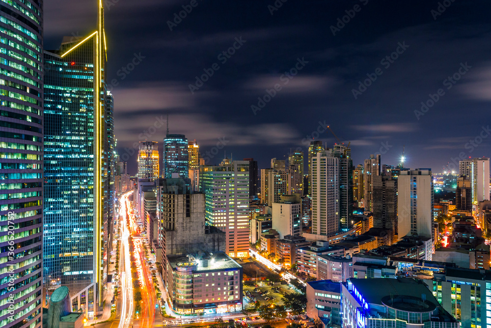 Foto de Bustling scene of Ayala Avenue and Makati Skyline at night, during rush hour. Cityscape ...