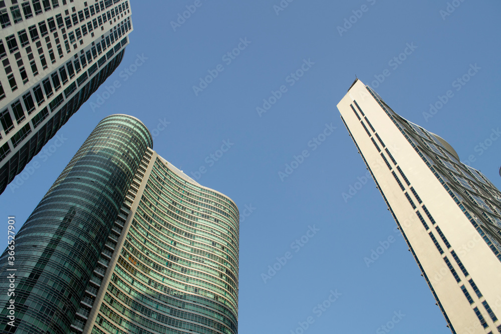 Foto de Looking up at luxury residential condominiums. Modern ...