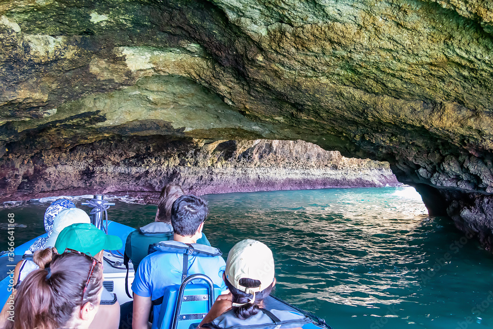 Foto de Sightseeing speedboat at the Benagil caves. View of Benagil ...