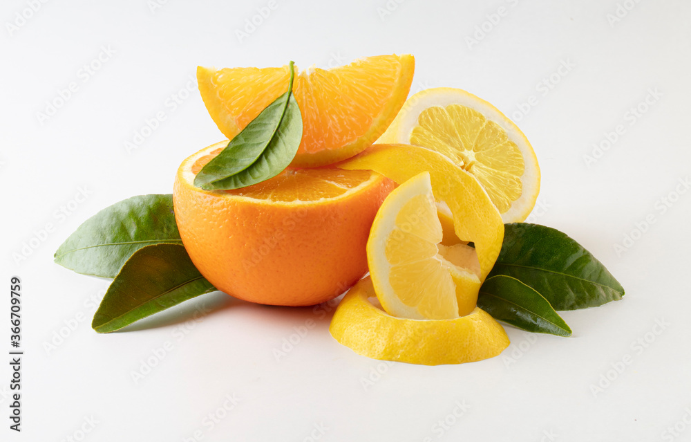 naranja y limón cortados con hojas sobre fondo blanco. sliced orange ...