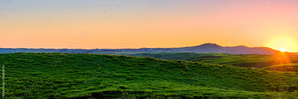 阿蘇大観峰からの夕日風景 パノラマ写真 初夏・新緑の季節 夕焼けの時間帯に撮影 日本・熊本・阿蘇 Panoramic view of the ...