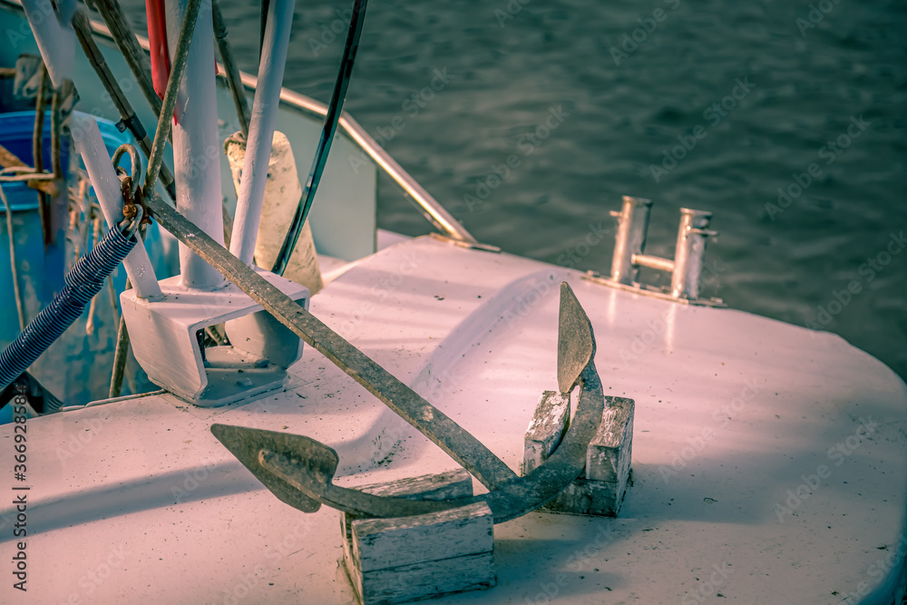 Ein Anker liegt auf dem vorderen Teil eines Segelbootes Stock Photo ...