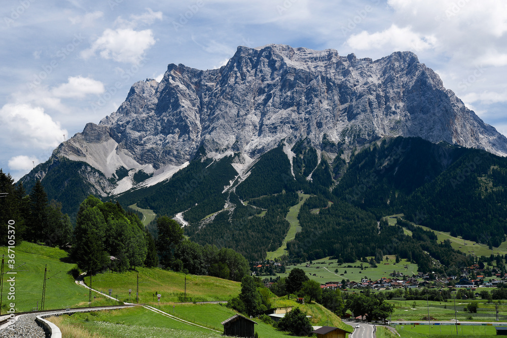 Zugspitze mit Seilbahn und Zugspitzgruppe in den Alpen Stock Photo ...