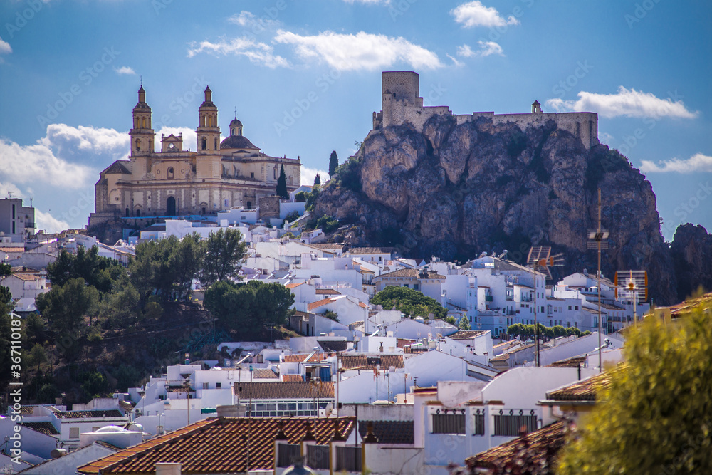 Viajando por España nos encontramos este bello pueblo con su castillo ...