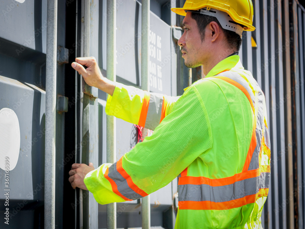 Stockfoto Worker staff wearing safety clothing and helmet pening ...