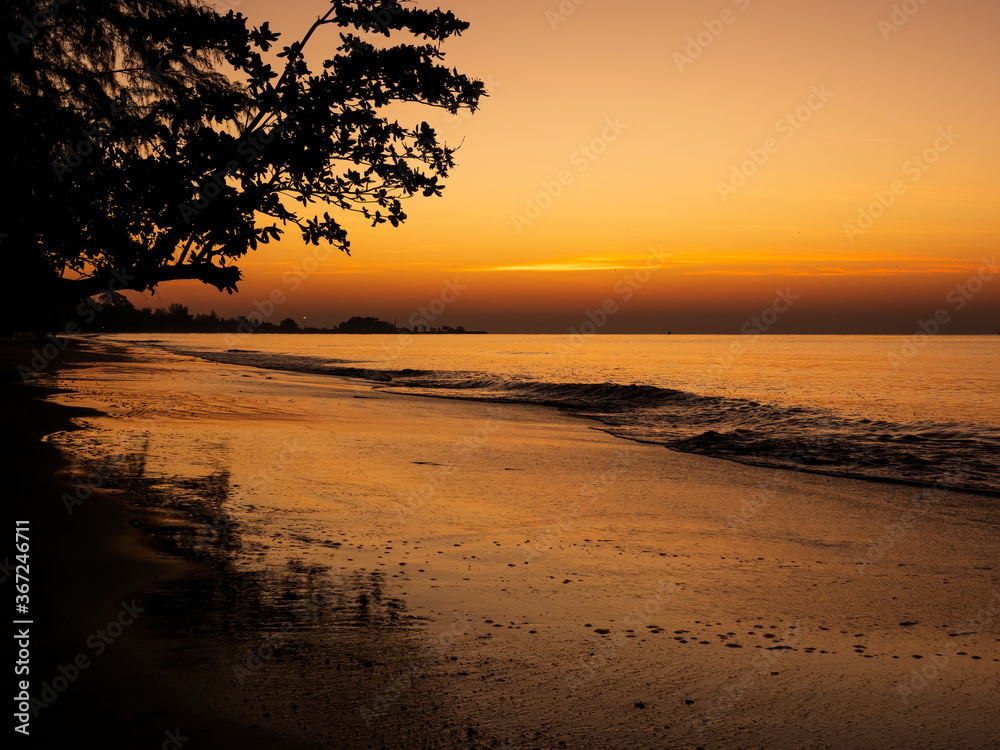 Foto de Ocean at dawn with the golden glow of sunrise and the ...