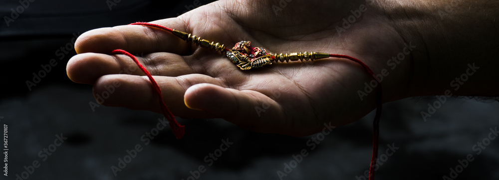 Foto de Rakhi in the hand for raksha bandhan. Rakhi also called as ...