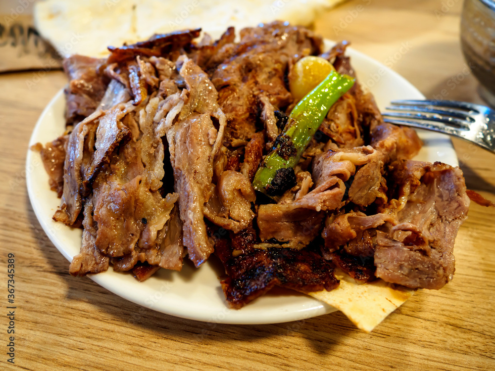 Foto de Turkish Doner Kebab on plate. Arabic traditional doner with ...