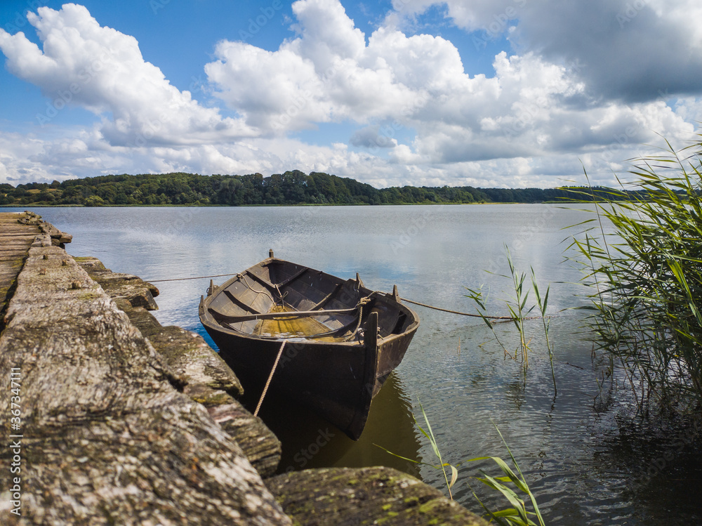 Kleines Wikinger Boot im Wasser, an einem Steg angeleint, im Museum von ...