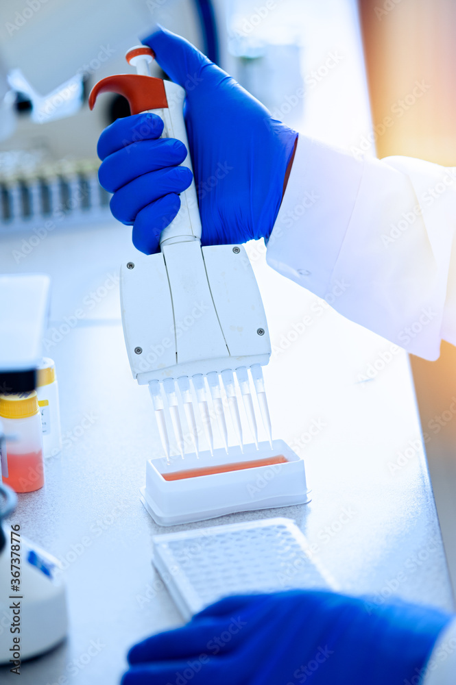 Poster Variable volume multichannel pipette – Wall Art | UkPosters