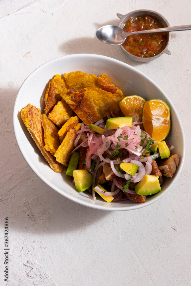 Foto de Ceviche de chicharron con cebolla platano limon y cerdo, en un ...