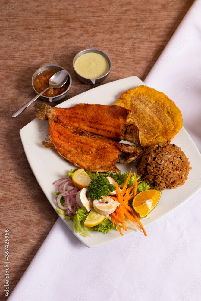 Pescado frito con arroz de coco y platano frito acompaado con ensalada ...