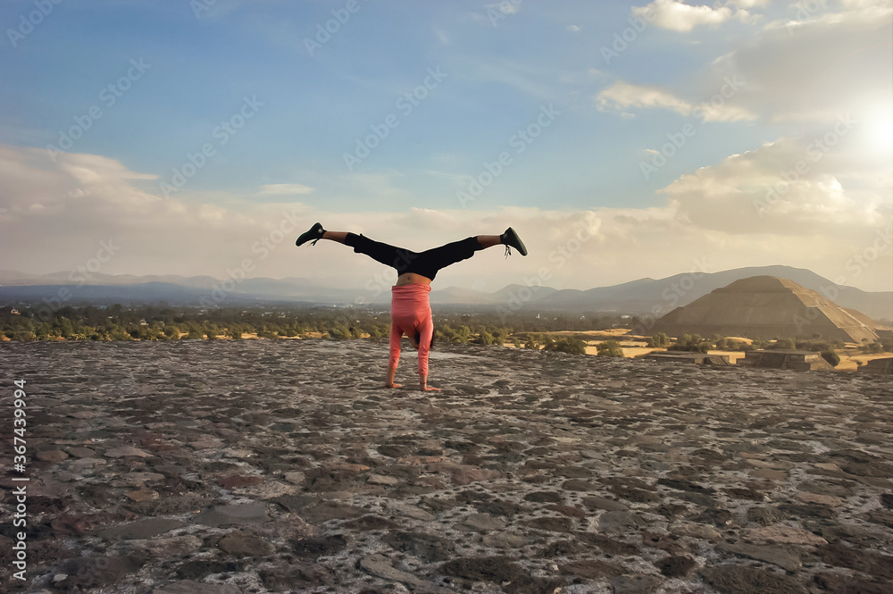 Foto de Two girls doing stunts in the Teotihuacan pyramids. Girls doing ...