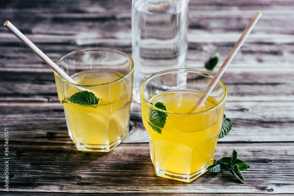 Zdjęcie Stock: Verre de sirop de pêche avec de l'eau et menthe fraiche ...