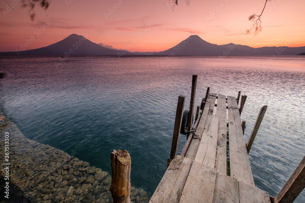 volcanes de Atitlán 3537 m. y San Pedro 3020 m. lago de Atitlán ...