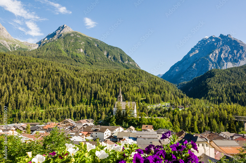 Scuol, Kirche, Engadiner Dorf, Unterengadin, Alpen, Schlucht, Wanderweg ...