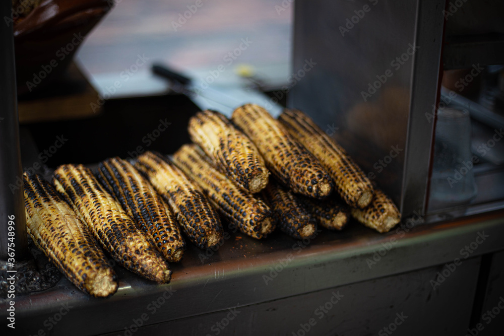 Elotes asados . tradicion mexicana. centro de ciudad en queretaro ...