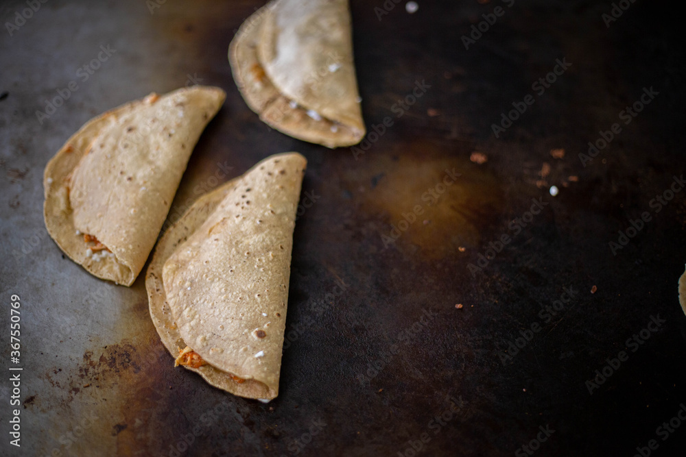tacos de guisos en comal, comida mexicana, hecha a mano, mexico, hecho ...