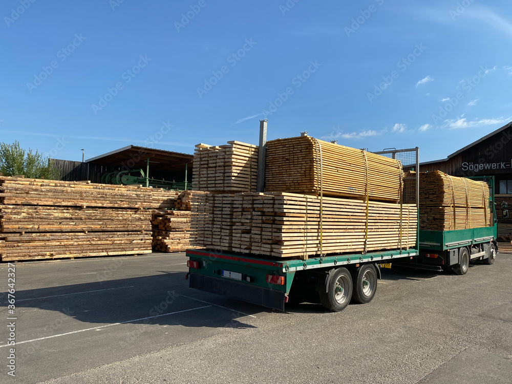 LKW mit Anhänger beladen mit Holzplanken, bereit zum Transport Stock ...