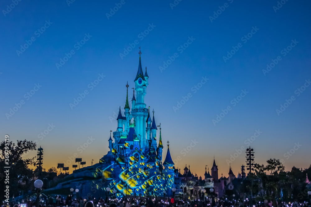 Night performance near Sleeping Beauty castle in Disneyland Paris ...