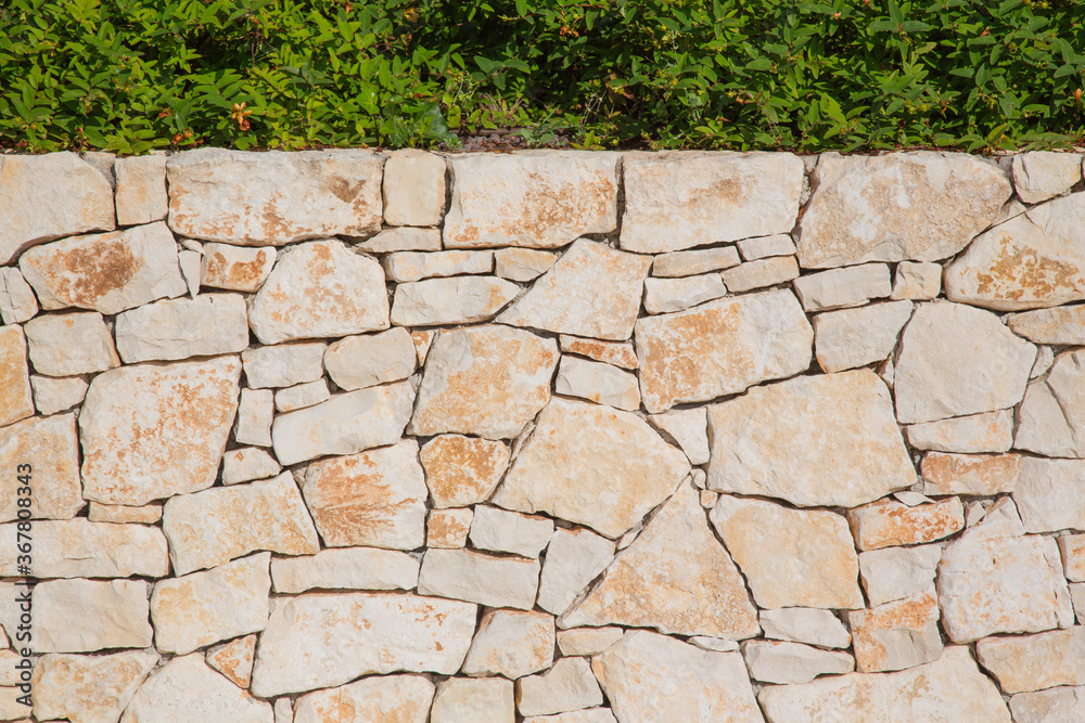 Garten und Landschaftsbau: Bruchsteine Mauer aus Natursteinen und mit ...