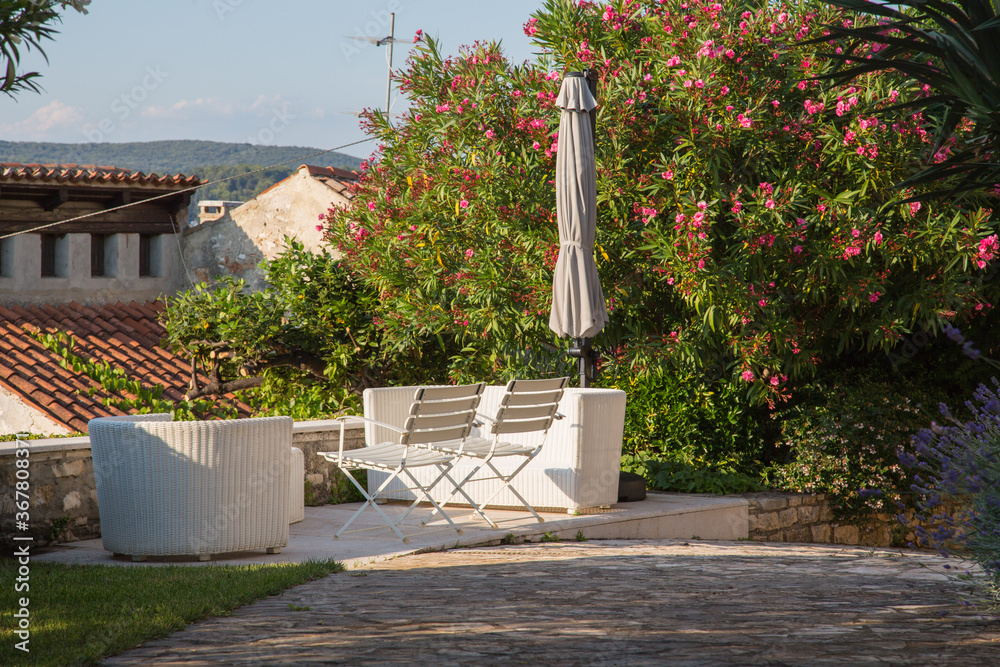 Garten- und Terrassengestaltung: Blick auf eine idyllische Terrasse aus ...