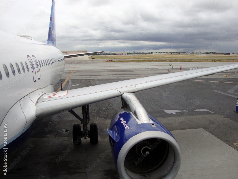 Foto Stock Side of JetBlue Plane featuring wing and Jet Engine | Adobe ...
