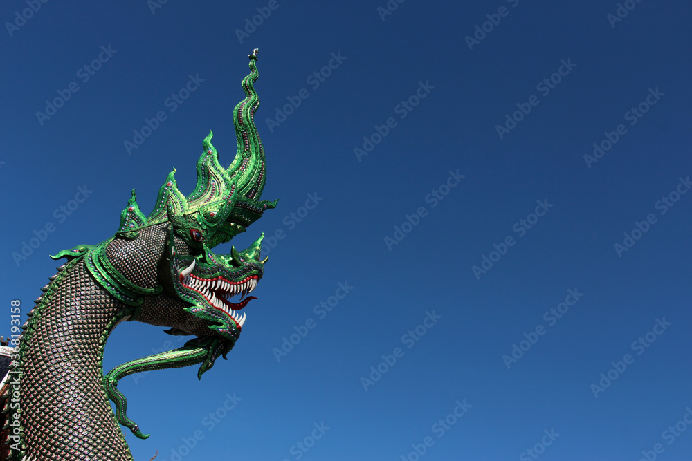 Foto de Phaya Nak statue (Naga guarding) or "King of naga" It is ...