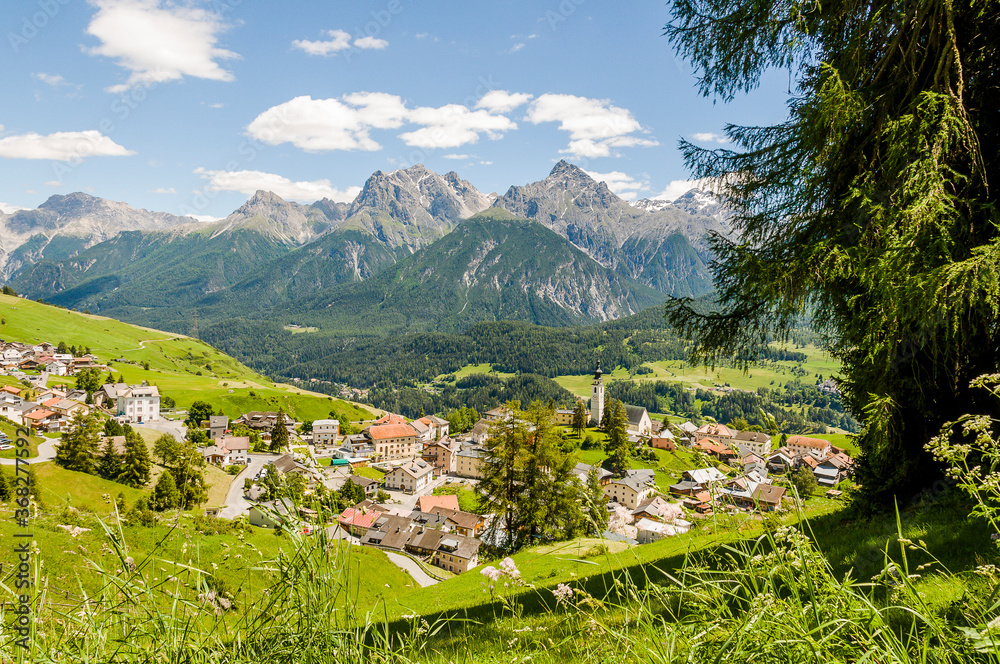 Ftan, Dorf, Kirche, Engadiner Dorf, Engadiner Häuser, Wanderweg, Unterengadin, Alpen, Sommer ...