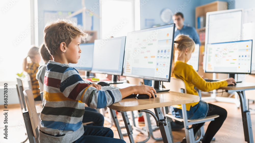 Foto de Elementary School Computer Science Classroom: Smart Little ...