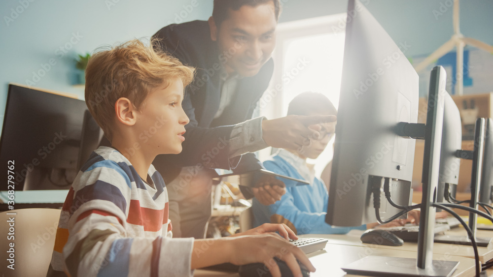 Elementary School Science Classroom: Enthusiastic Teacher Talks with a ...