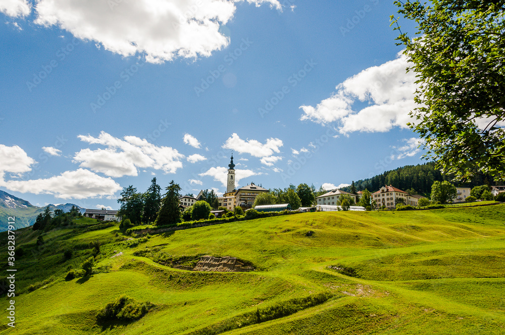 Fotka „Ftan, Dorf, Dorfkirche, Engadiner Dorf, Engadiner Häuser ...