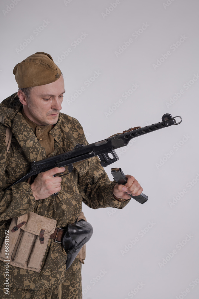 Foto de Male actor in the uniform of an officer of the reconnaissance ...