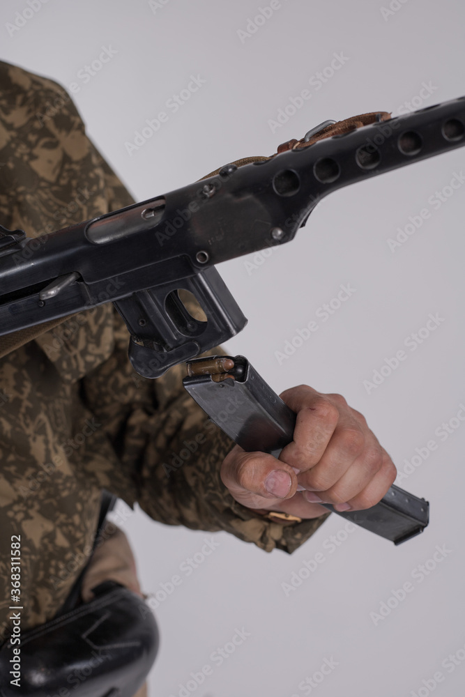 Foto de Male actor in the uniform of an officer of the reconnaissance ...